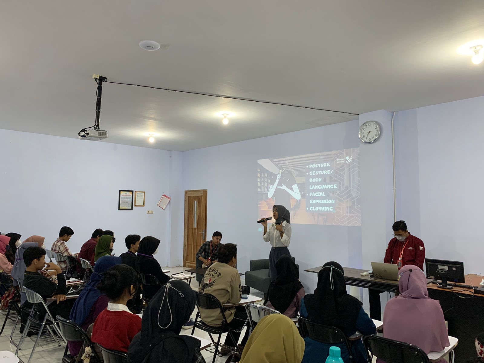 Garuda Sakti SIKIA UNAIR Adakan Kelas Public Speaking di School of ...